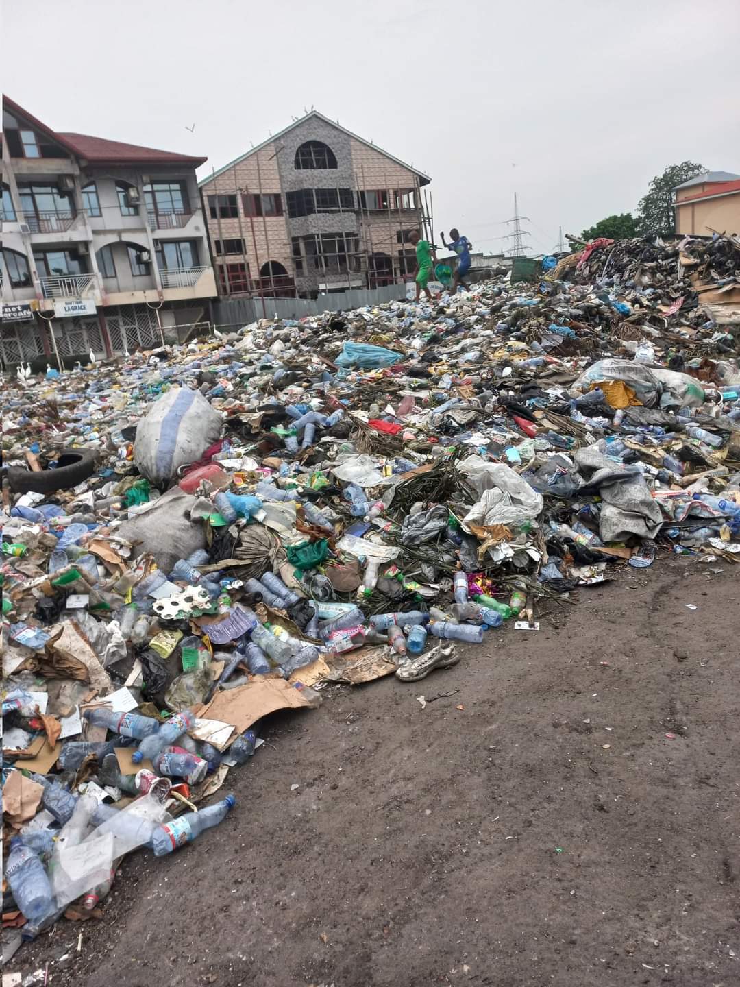 Decharges publiques à Kinshasa : Pollution au coeur de la cité – B-one ...
